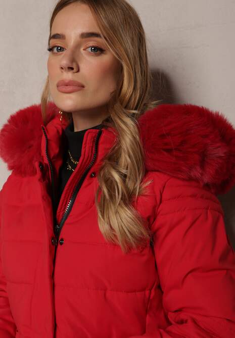 Czerwona Pikowana Kurtka z Ozdobnymi Paskami i Futerkiem Wokół Kaptura ...