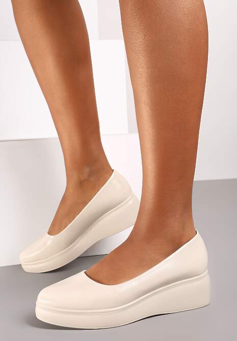 Beżowe Lakierowane Czółenka na Obcasie Typu Koturn Niki - Renee