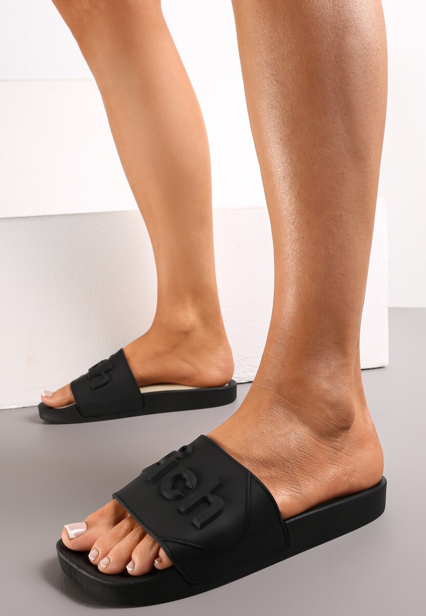 Czarne Klapki Basenowe z Paskiem z Tłoczonym Napisem i Kwadratowym ...