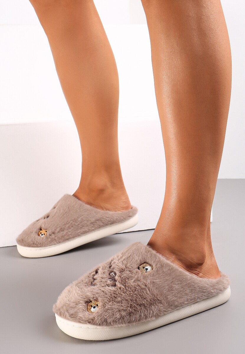 Ciemnobeżowe Kapcie z Futerka z Haftowanymi Naszywkami Humine - Renee